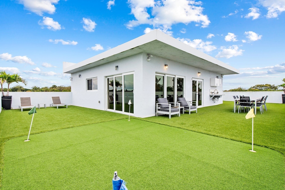 Unique Retreat - Unit C: Charming 2nd-floor Escape - Deerfield Beach, FL