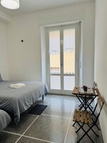 Quarto Quádruplo Clássico, Vista para a cidade | Secretária, secretária adequada para computadores portáteis 