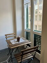 Quarto Triplo Clássico, não fumadores, Vista para a cidade | Secretária, secretária adequada para computadores portáteis 