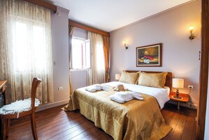 Quarto casal luxo, vista para a cidade | Escrivaninha, quartos à prova de som, Wi-Fi de cortesia, roupa de cama