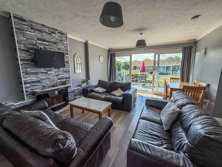 Homely Chalet On A Brilliant Holiday Park In Lowestoft Ref 12004b - Kessingland