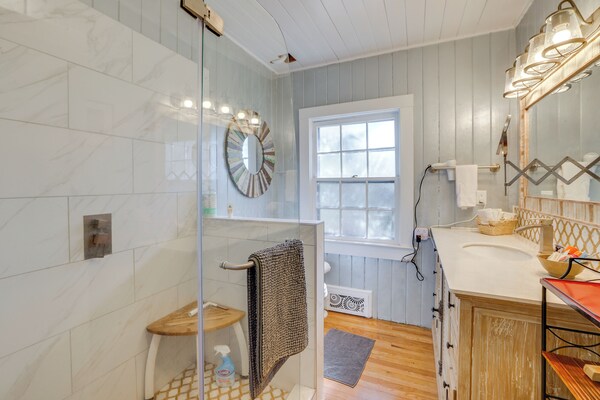 Unwind Fireside & Walk To Dtwn! Tyron Retreat - Tryon, NC