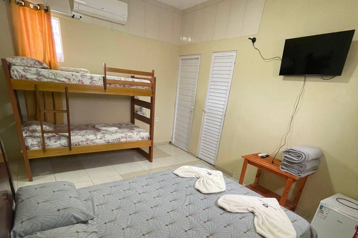 Quarto quádruplo conforto, ar-condicionado | Frigobar, Wi-Fi de cortesia, roupa de cama
