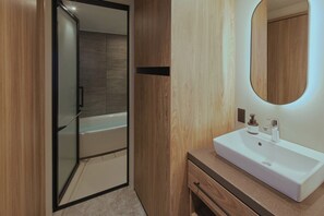 Quarto Quádruplo (バンク) | Casa de banho | Um polibã e uma banheira separados, artigos de higiene pessoal grátis 