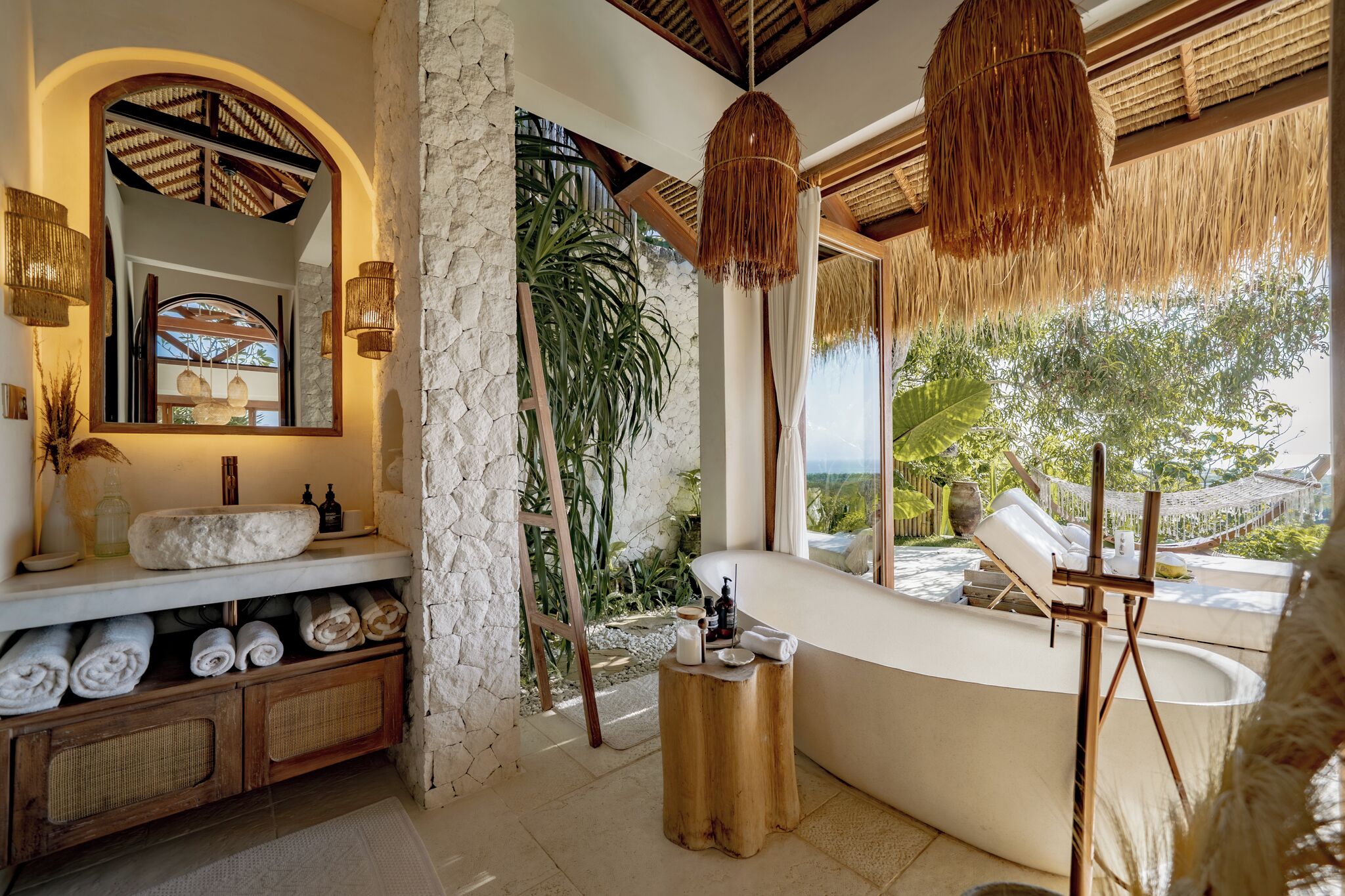 Villa, 1 cama king-size, pátio, vista para o oceano | Casa de banho | Artigos de higiene pessoal grátis, um secador de cabelo 