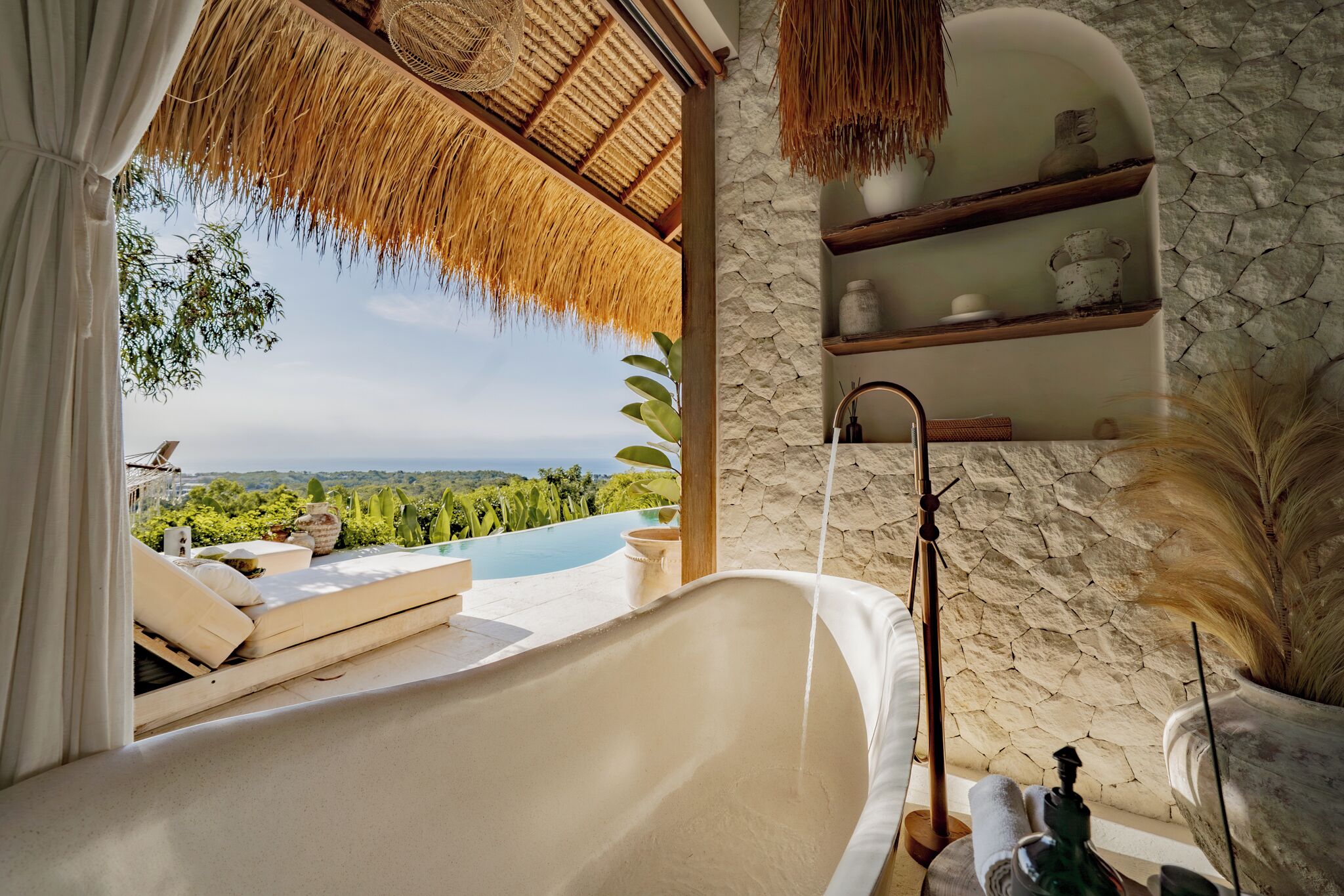 Villa, 1 cama king-size, pátio, vista para o oceano | Casa de banho | Artigos de higiene pessoal grátis, um secador de cabelo 