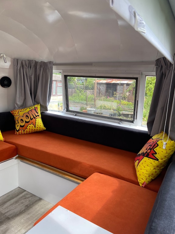 Bury - Lodge - Sleeps 2 - Parking - Essex