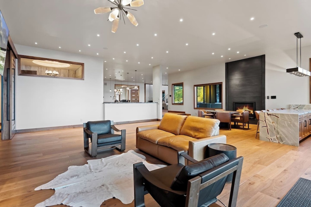 The Driftwood Lakefront Estate - Woods Bay | Vrbo