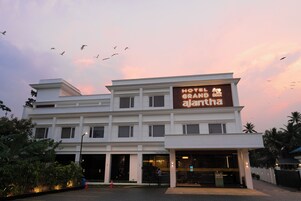 Um hotel com uma placa que diz 'HOTEL GRAND ajantha'.