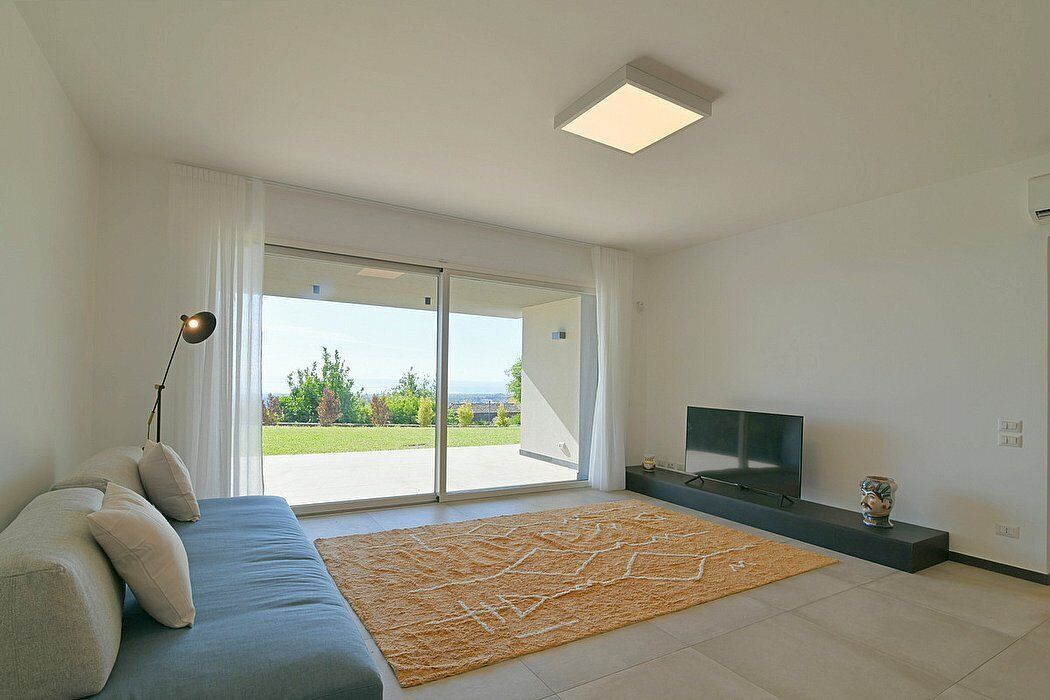 Villa Brezza: Una Luminosa E Solare Villa Su Tre Piani Situata In Una Zona Tranquilla A Pochi Minuti Dal Centro. - Riposto