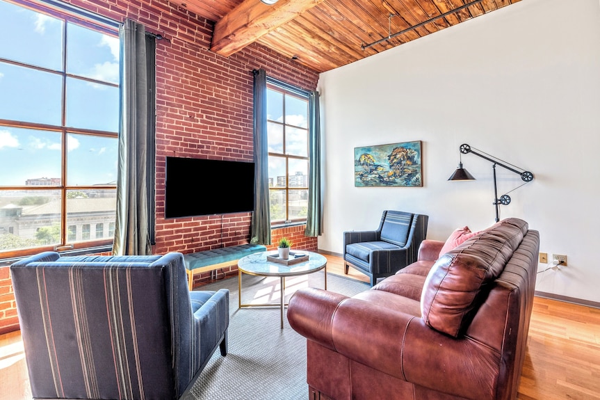 Secure Washington Ave Loft W W/d & Parking Available - Gateway Arch National Park