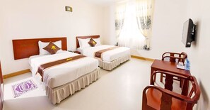 Quarto Triplo Deluxe, Vista para a cidade | Secretária, secretária adequada para computadores portáteis 