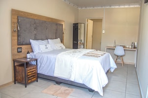 Quarto casal econômico | Escrivaninha, espaço de trabalho para notebook, Wi-Fi de cortesia