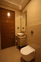 Chuveiro, produtos de toalete grátis, roupões de banho, chinelos