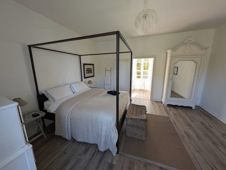 Stylish Manor House, 6 Bed, Outdoor Pool, Outdoor Kitchen, Gated, Sleeps 15 - Vendée