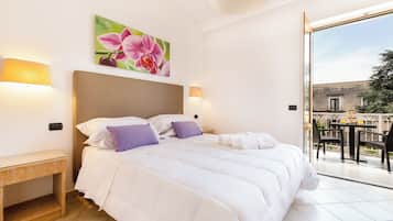 Quarto casal, sacada, vista para o jardim | Cofres nos quartos, cortinas blackout, quartos à prova de som