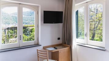 Quarto triplo conforto, vista para o jardim | Cofres nos quartos, cortinas blackout, quartos à prova de som