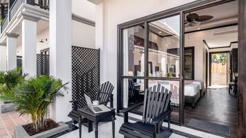 Quarto, 2 quartos, vista para a piscina | Minibar com produtos grátis, quartos insonorizados, Wi-fi grátis