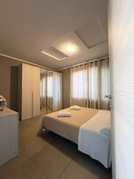Condo luxo | Cortinas blackout, ferros/tábuas de passar roupa, Wi-Fi de cortesia