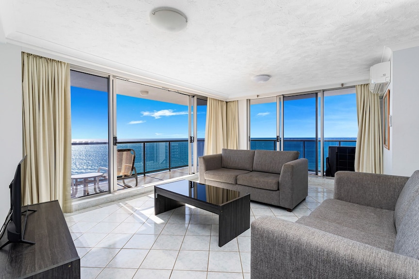 Oceanfront Apartment W/ Views + Resort Amenities - Surfers Paradise