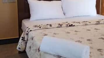 Quarto casal conforto de uso individual, sacada, vista para a montanha | Escrivaninha, espaço de trabalho para notebook