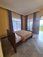 Quarto casal conforto, sacada, vista para a montanha | Escrivaninha, espaço de trabalho para notebook