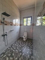 Quarto Duplo Comfort para 1 Pessoa, varanda, vista para a montanha | Casa de banho | Um polibã, chinelos, toalhas fornecidas, sabão