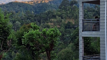 Quarto casal conforto, sacada, vista para a montanha | Escrivaninha, espaço de trabalho para notebook