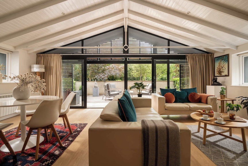 Pond Lodge - Hot Tub Stay With Views & Log Burner - Wiltshire