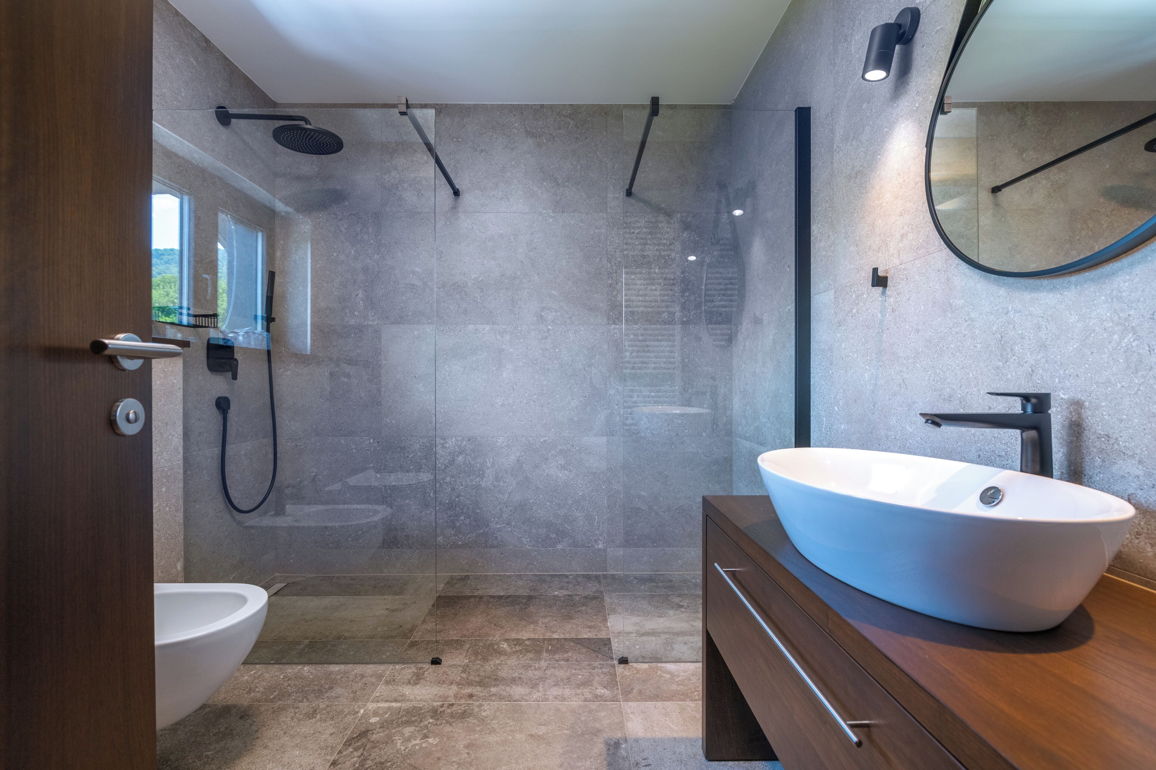 Quarto Triplo Standard | Casa de banho | Um polibã, um secador de cabelo, roupões, chinelos 