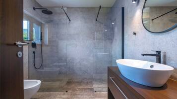 Quarto Triplo Standard | Casa de banho | Um polibã, um secador de cabelo, roupões, chinelos