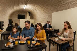 Pequeno-almoço continental diário (11 EUR por pessoa) 