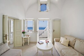 Villa, vista para o mar | Sala de estar | Smart TV de 28 polegadas com canais por cabo 