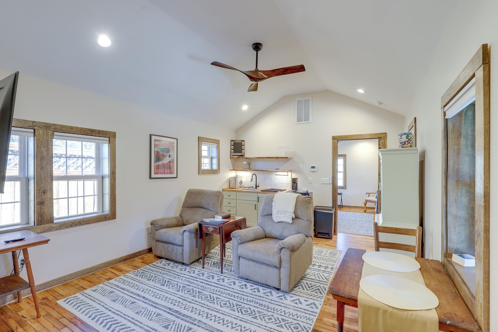 2 Blocks To At: Mountain View Cabin Unit 2 - Hot Springs, NC