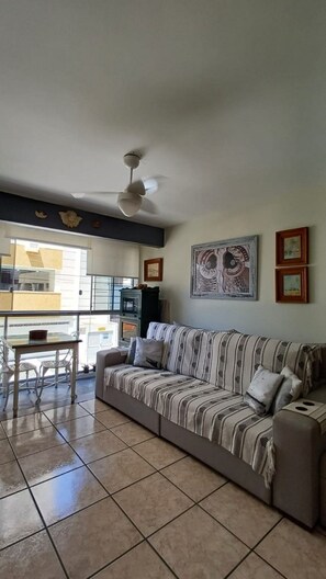 Apartamento Familiar | Sala de estar | Smart TV de 32 polegadas com canais digitais, Netflix 