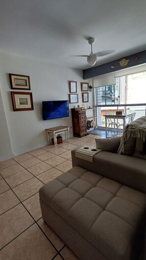 Apartamento Familiar | Sala de estar | Smart TV de 32 polegadas com canais digitais, Netflix 