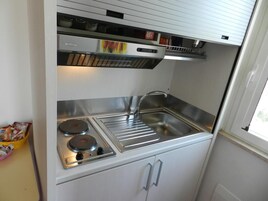 Apartamento | Cozinha privada | Uma máquina de café expresso, uma cafeteira/bule 