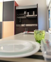 Apartamento | Cozinha privada | Uma máquina de café expresso, uma cafeteira/bule 