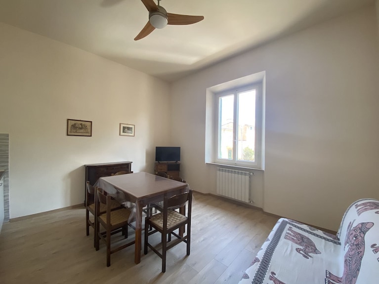 Three-room Apartment Sleeps 5 In The New Town Area - San Vincenzo