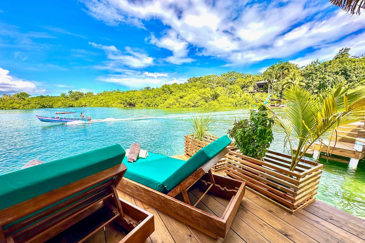Bangalô exclusivo, 1 cama King, vista para o oceano, sobre a água | Terraço/pátio