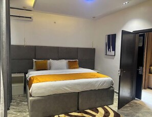 Quarto Deluxe, varanda, Vista para a cidade | Secretária, secretária adequada para computadores portáteis