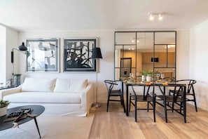 Apartamento Superior, 1 quarto, varanda | Sala de estar | Smart TV de 50 polegadas com canais digitais