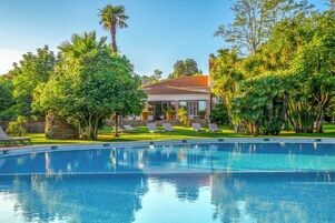 Piscina interna, piscina externa sazonal, guarda-sóis, espreguiçadeiras