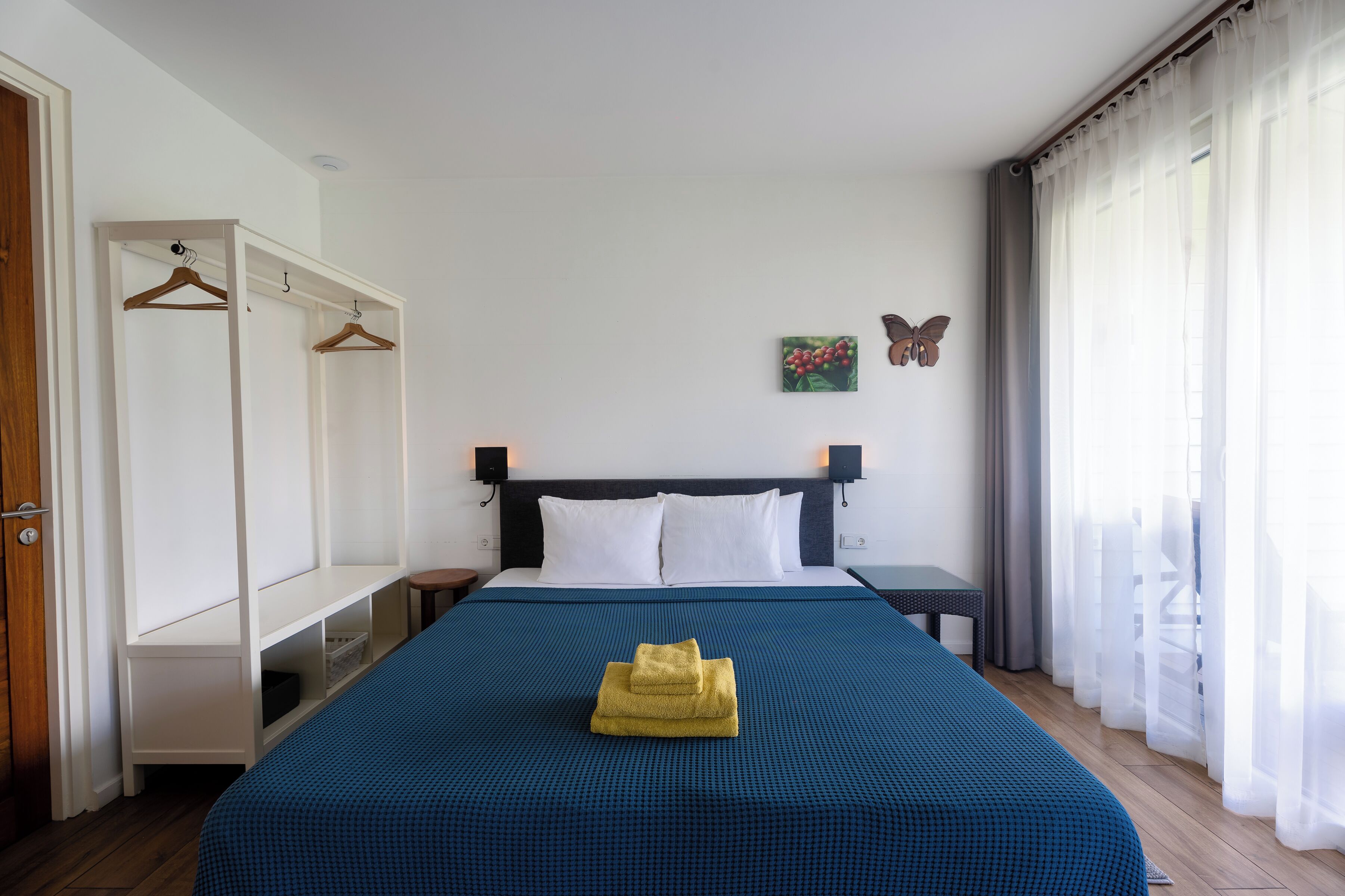 Estúdio família, 1 quarto, varanda coberta | Cofres nos quartos, escrivaninha, Wi-Fi de cortesia, roupa de cama