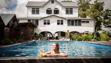 2 piscinas exteriores