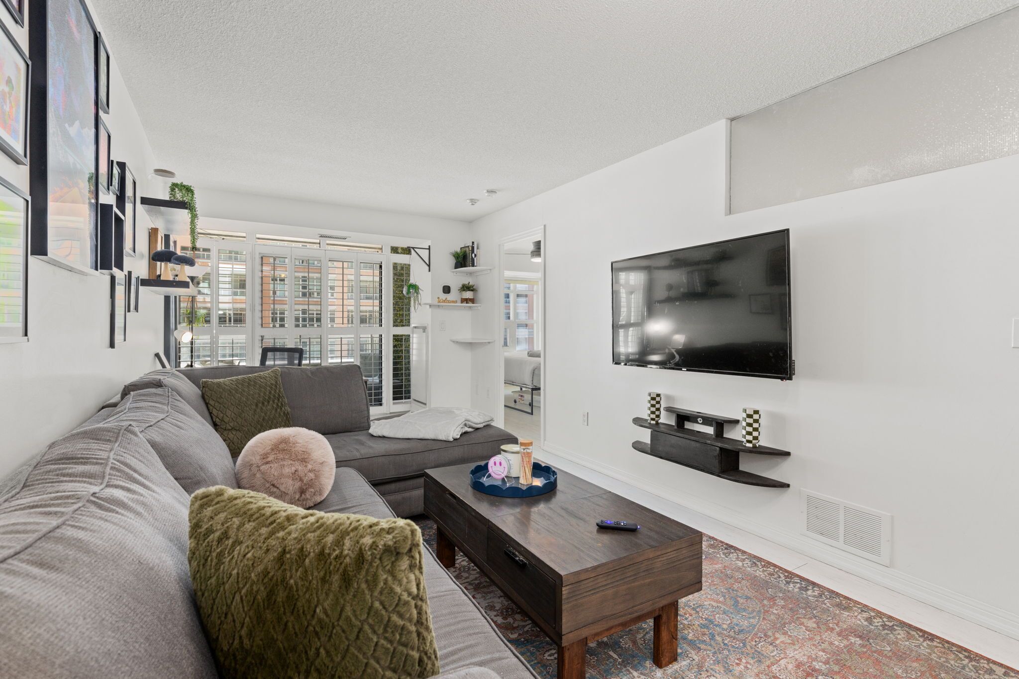 Stunning Chic Condo With Pool + Gym + Free Parking - Toronto, ON