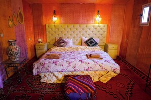 Quarto Quádruplo, pátio, vista deserto | Secretária, roupa de cama fornecida