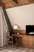 Quarto Duplo Deluxe, banheira | Casa de banho | Um secador de cabelo, chinelos, toalhas fornecidas, sabão 