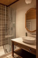 Quarto Duplo Deluxe, varanda | Cofre no quarto, Wi-fi grátis, roupa de cama fornecida 