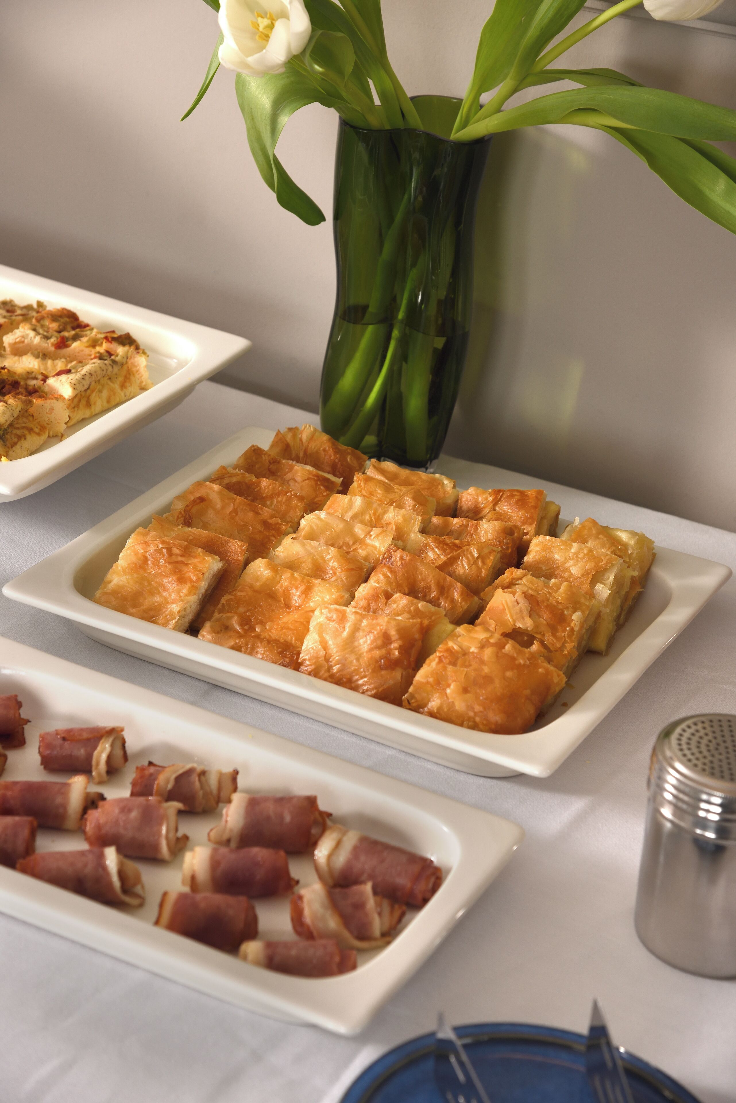 Uma mesa com diversos alimentos, incluindo doces e carne embalada.